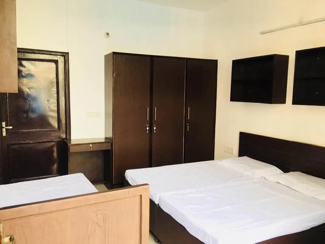 Aadi paying guest in Karkardooma delhi - gharjaisapg.com